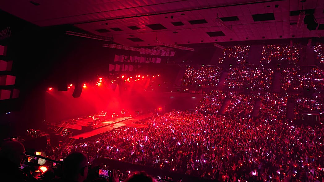 Bryan Adams: Riesen-Boxhandschuh und Lichtermeer in Wien